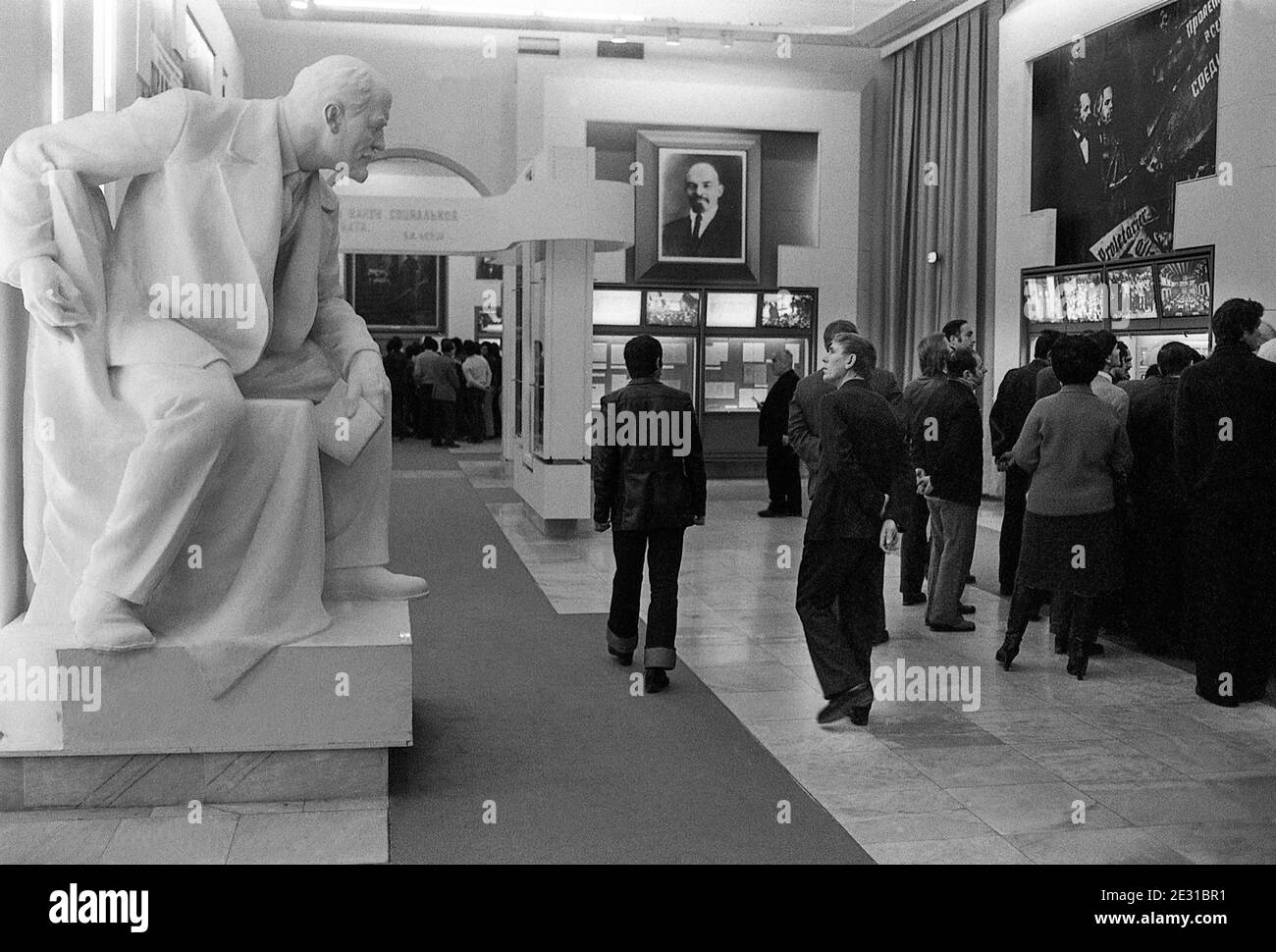 MOSCOW SUBWAY Lenin statue monitors the people Stock Photo - Alamy