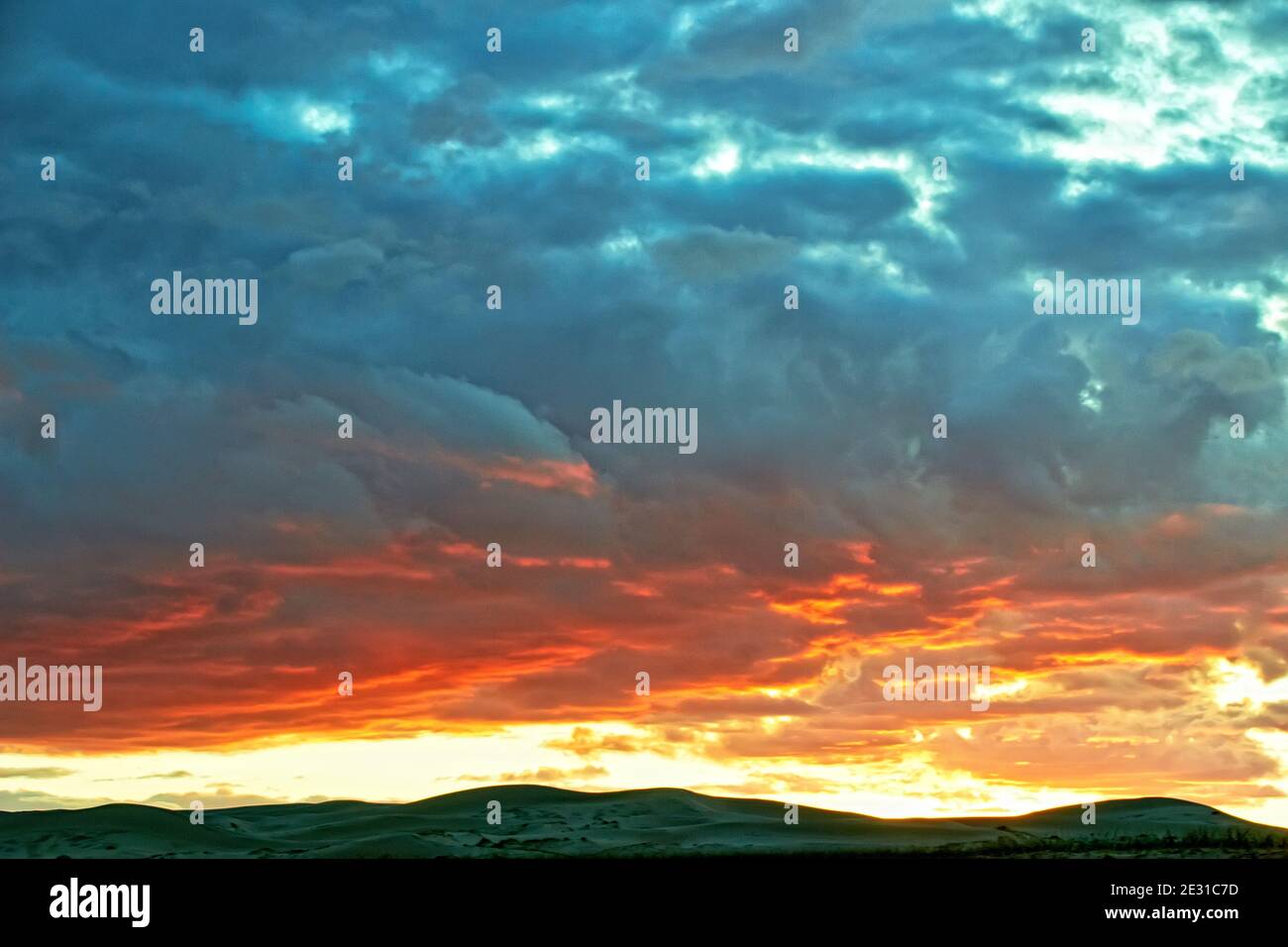 Evening cloudy sky over the sand dunes. Western Mongolia, Mongol-Els ...