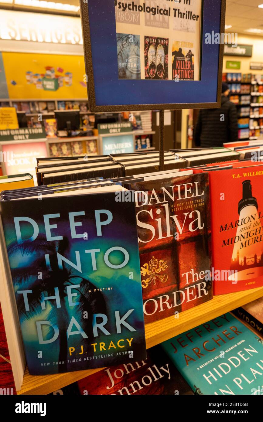 Book covers thriller hi-res stock photography and images - Alamy