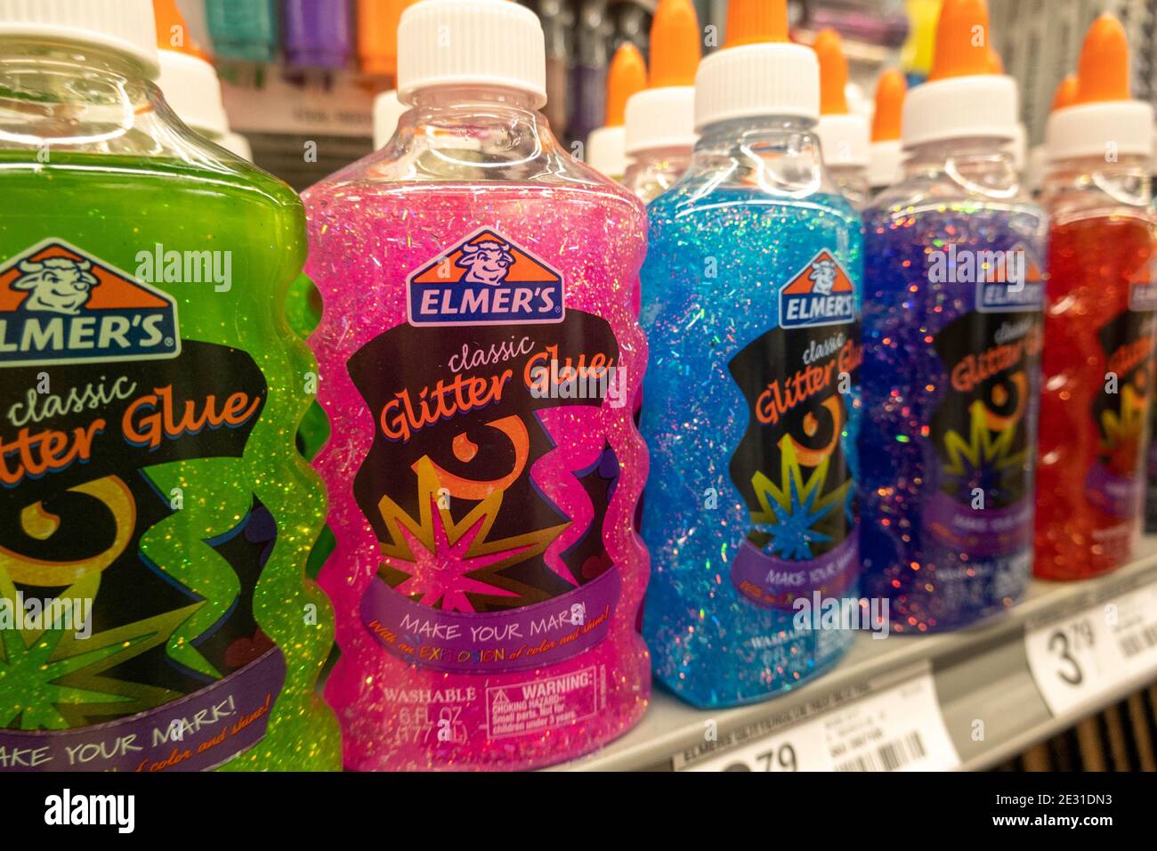 Staples store interior hi-res stock photography and images - Alamy