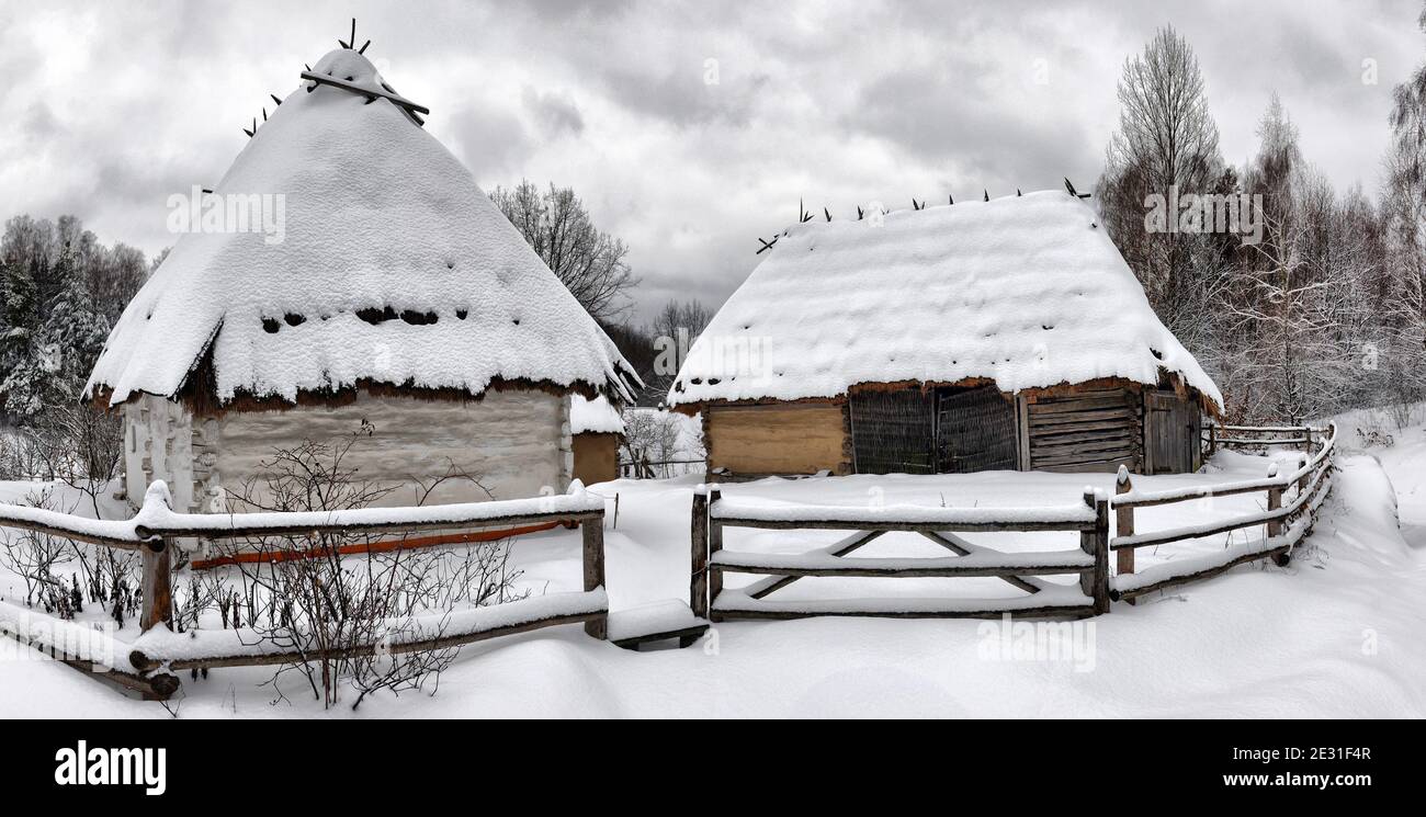 Authentic ukrainian village with wooden huts and fences in winter Stock ...