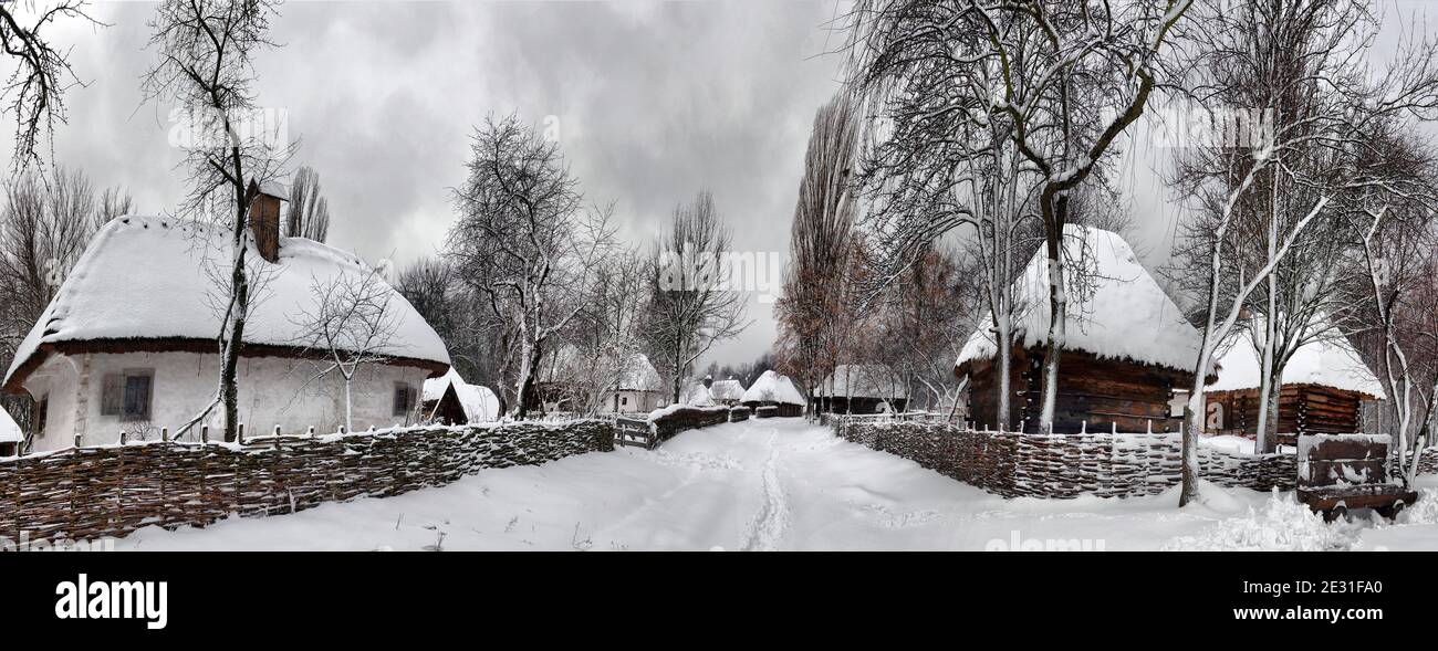 Authentic ukrainian village with wooden huts and fences in winter Stock ...