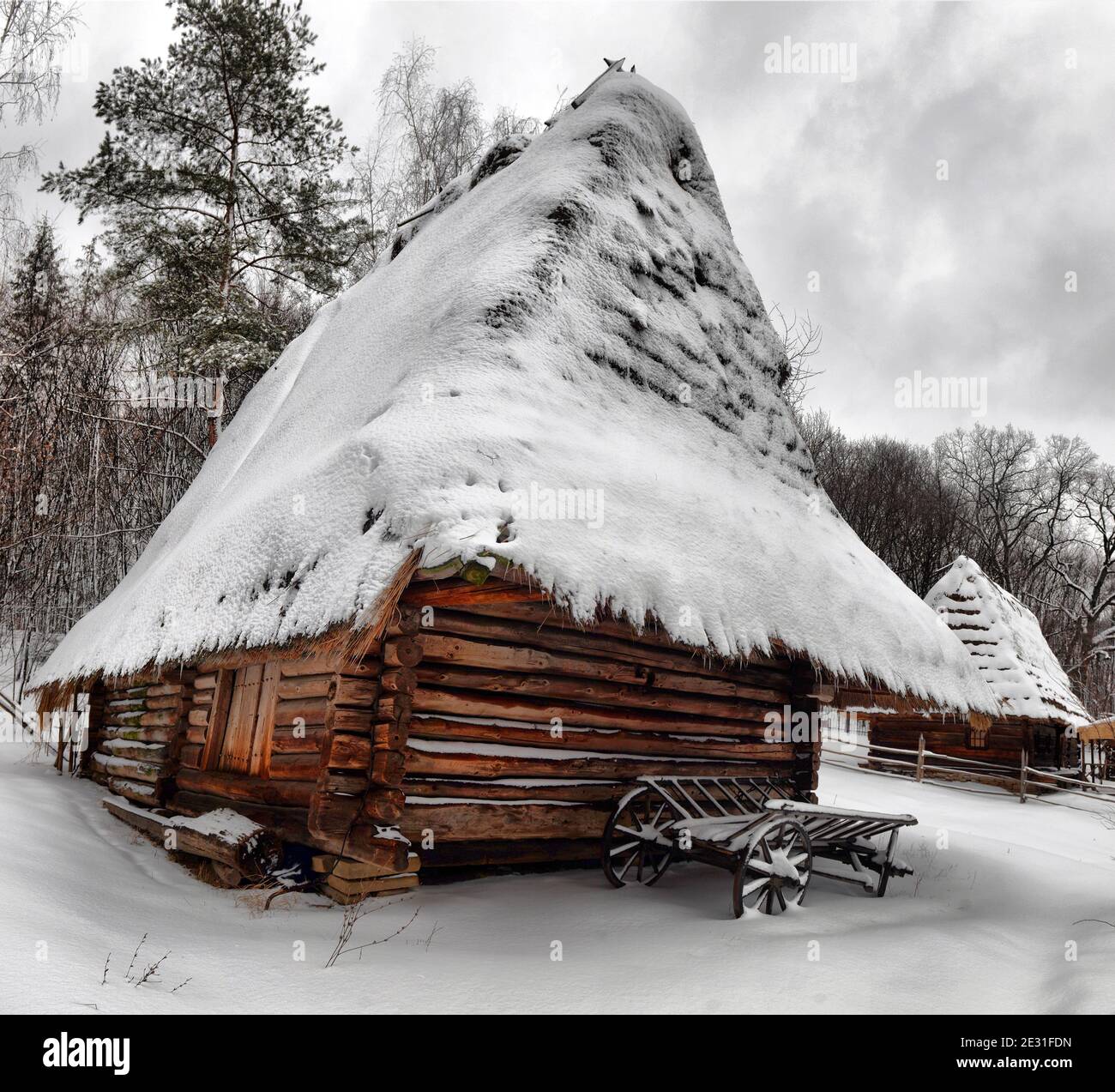 Authentic ukrainian village with wooden huts and fences in winter Stock ...