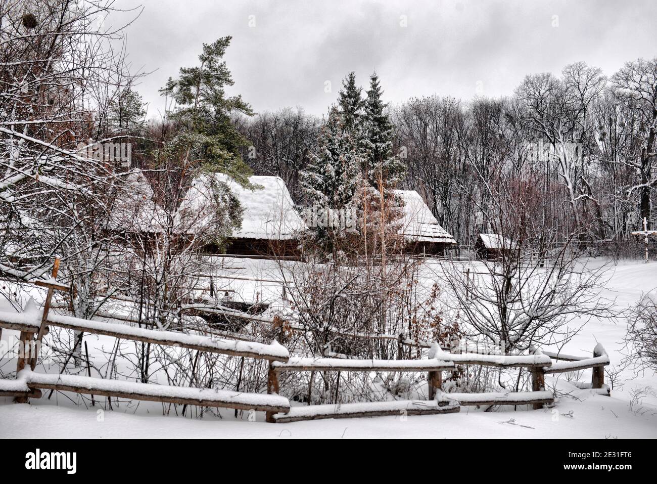 Authentic ukrainian village with wooden huts and fences in winter Stock ...