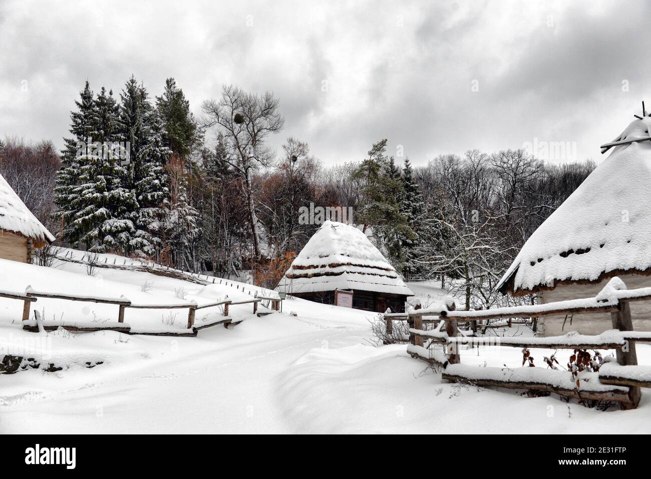 Authentic ukrainian village with wooden huts and fences in winter Stock ...