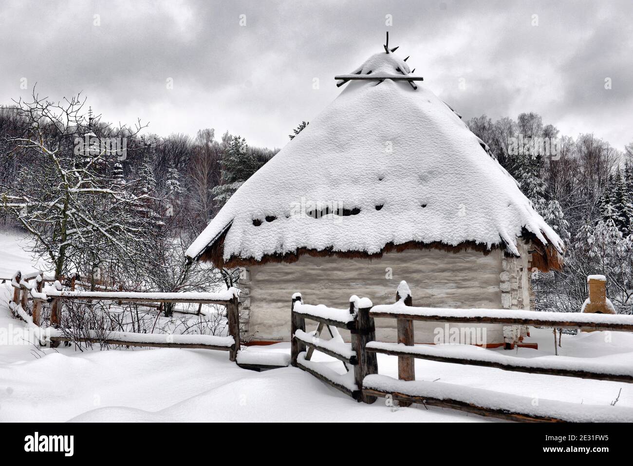 Authentic ukrainian village with wooden huts and fences in winter Stock ...