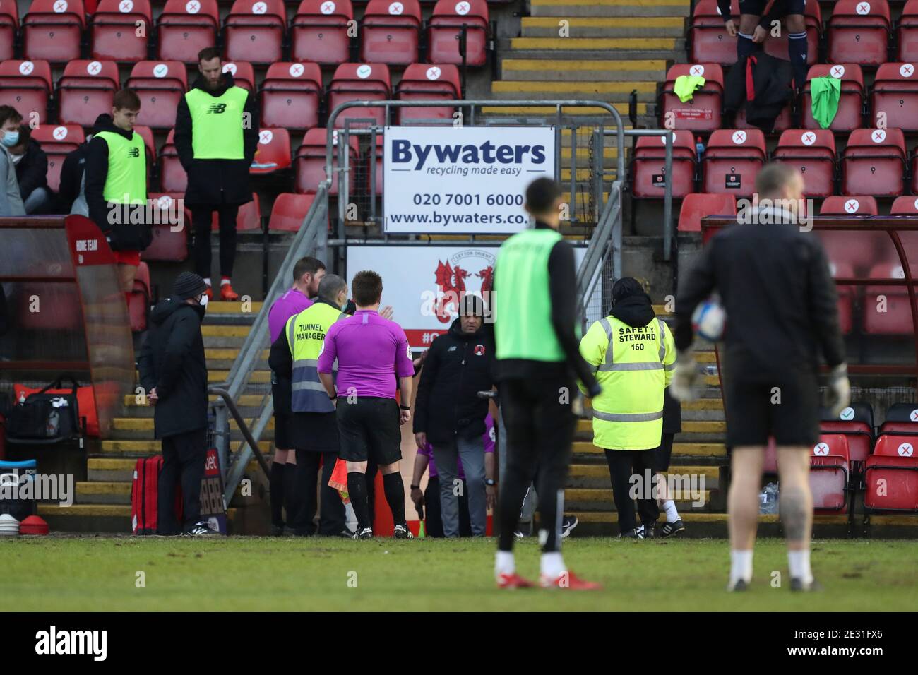 Brett huxtable referee hi-res stock photography and images - Alamy