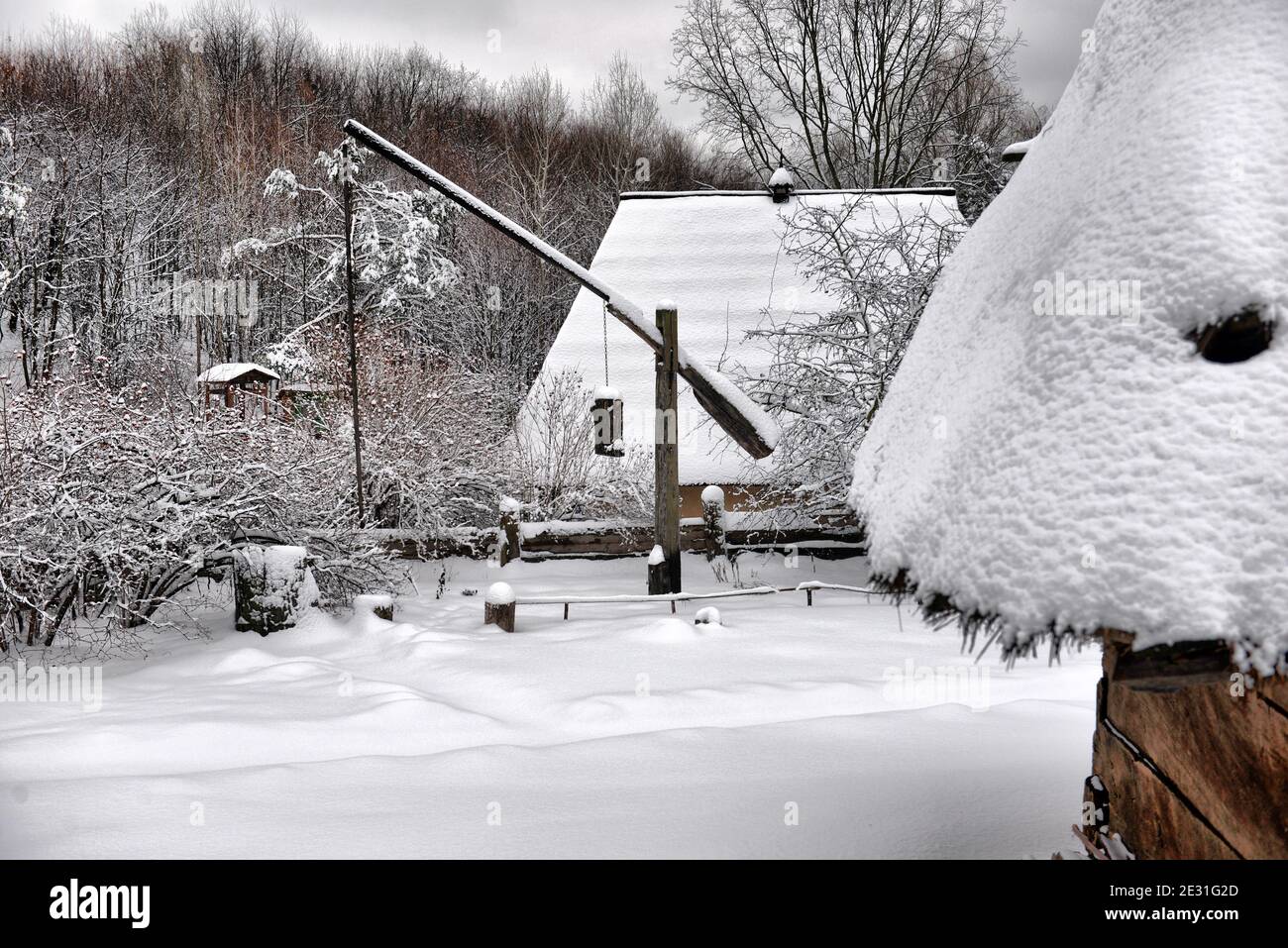 Authentic ukrainian village with wooden huts and fences in winter Stock ...
