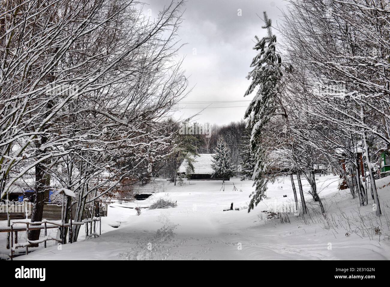 Authentic ukrainian village with wooden huts and fences in winter Stock ...