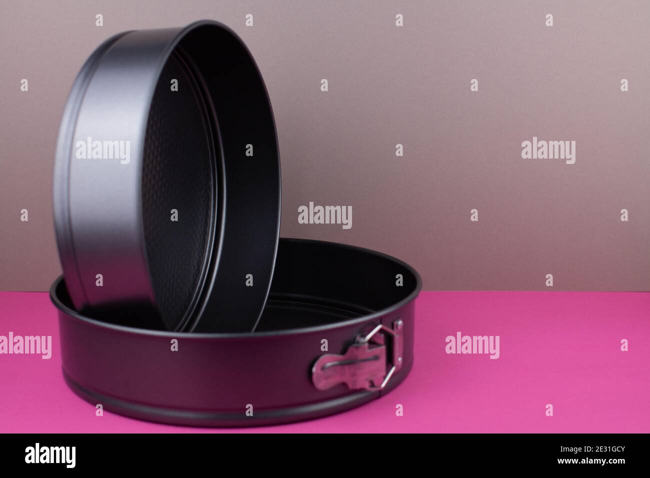 a round kitchen baking dish on background for cakes Stock Photo - Alamy