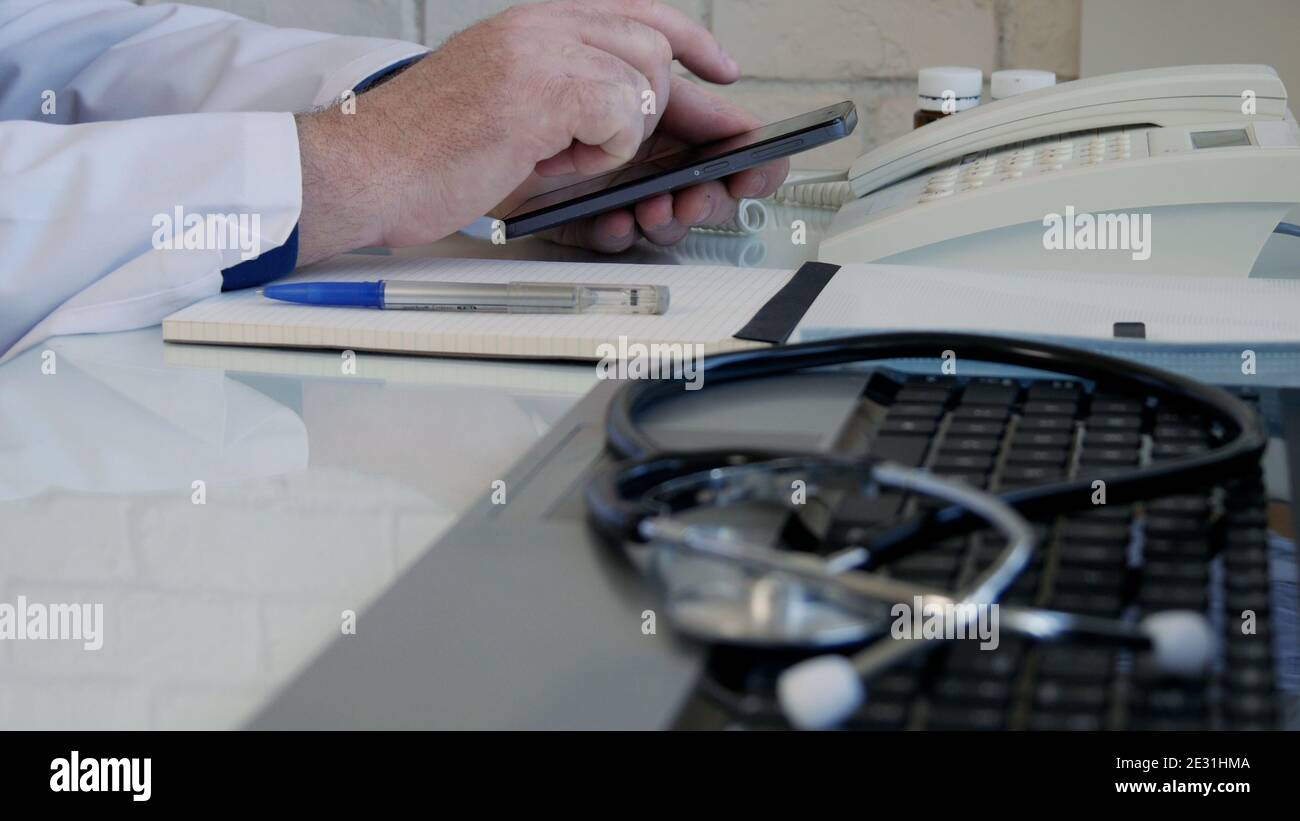 Doctor image using mobile phone hi-res stock photography and images - Alamy