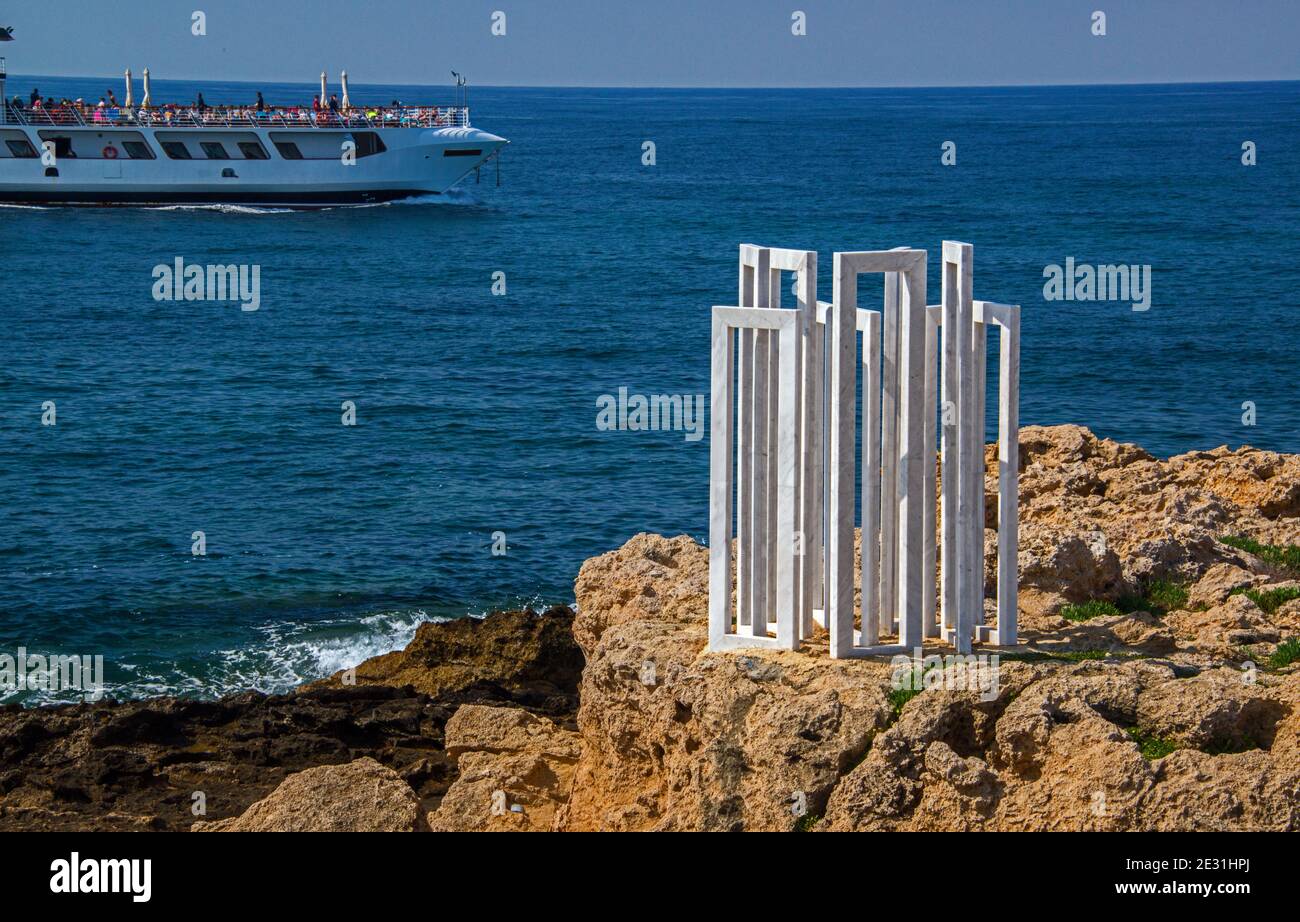 Infinity sculpture hi-res stock photography and images - Alamy