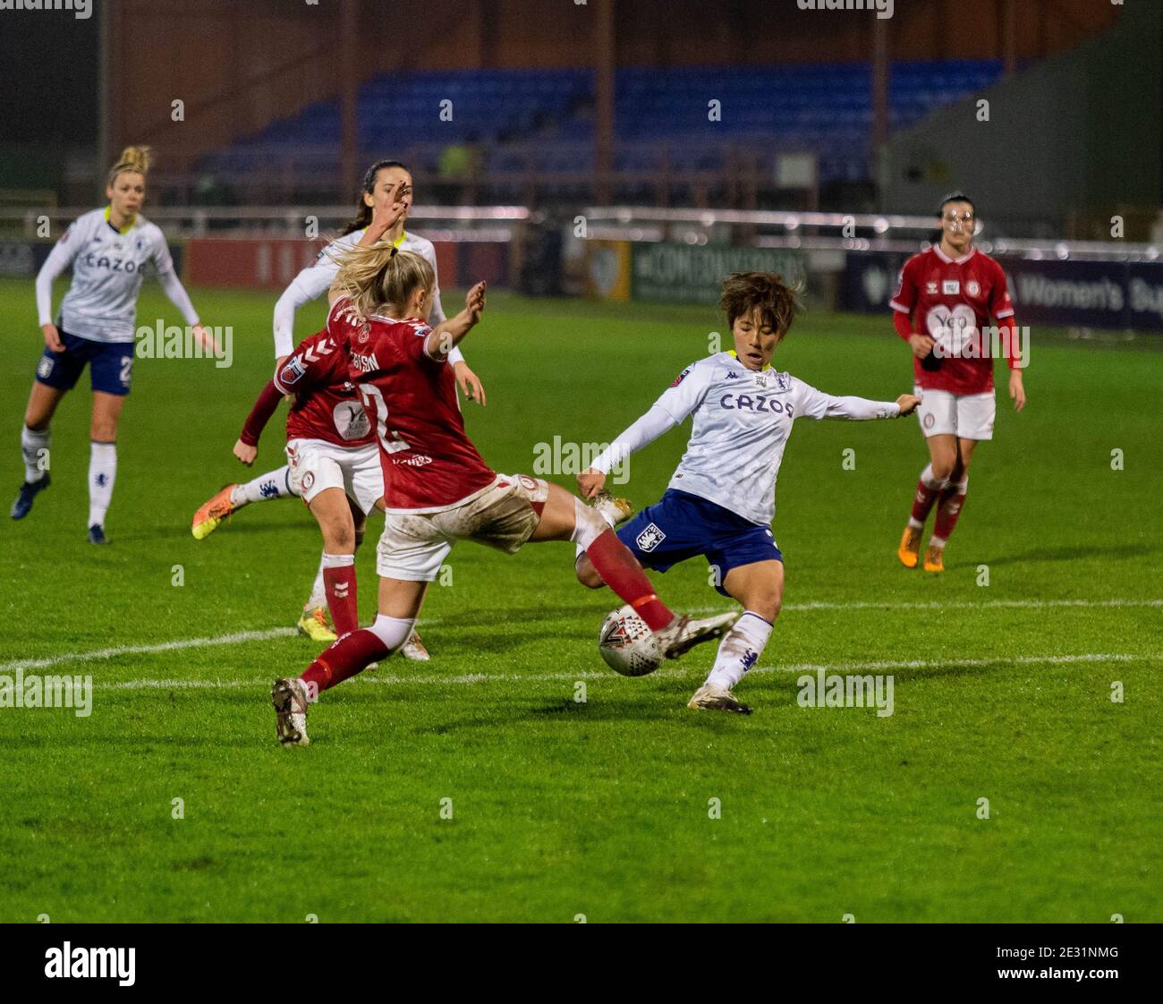 Bath, UK. 13th Jan, 2021. Faye Bryson challenges Mana Iwabuchi in the ...