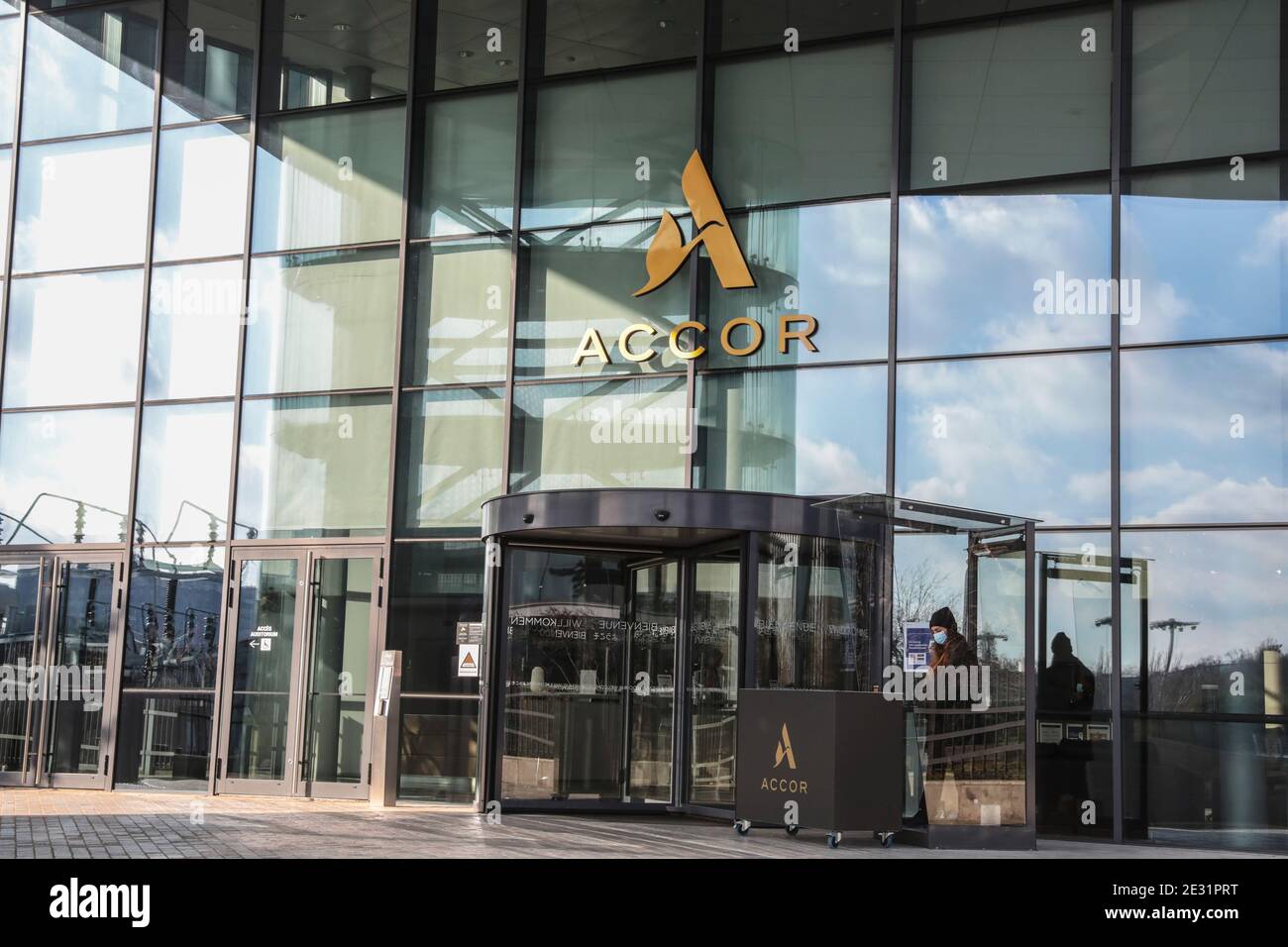 SEQUANA TOWER, ACCOR'S HEADQUARTERS, ISSY-LES-MOULINEAUX Stock Photo ...
