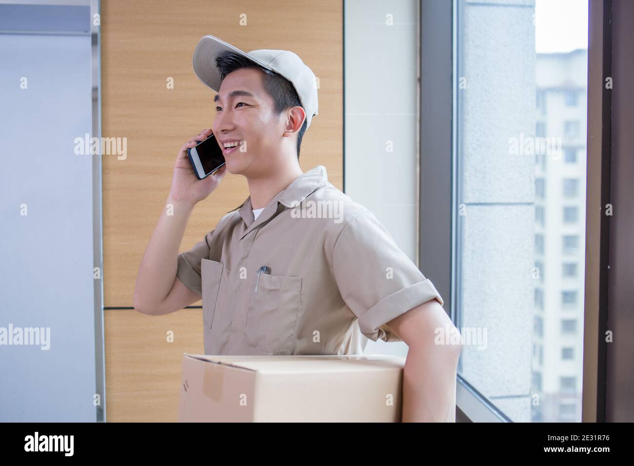 Delivery man delivering package to homeowner Stock Photo - Alamy