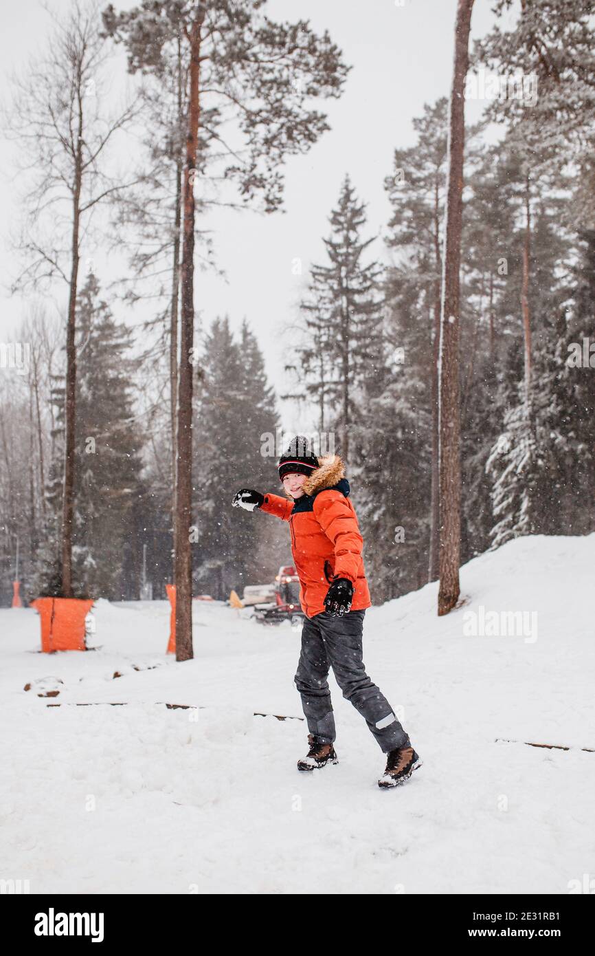 Snowball fight children hi-res stock photography and images - Alamy