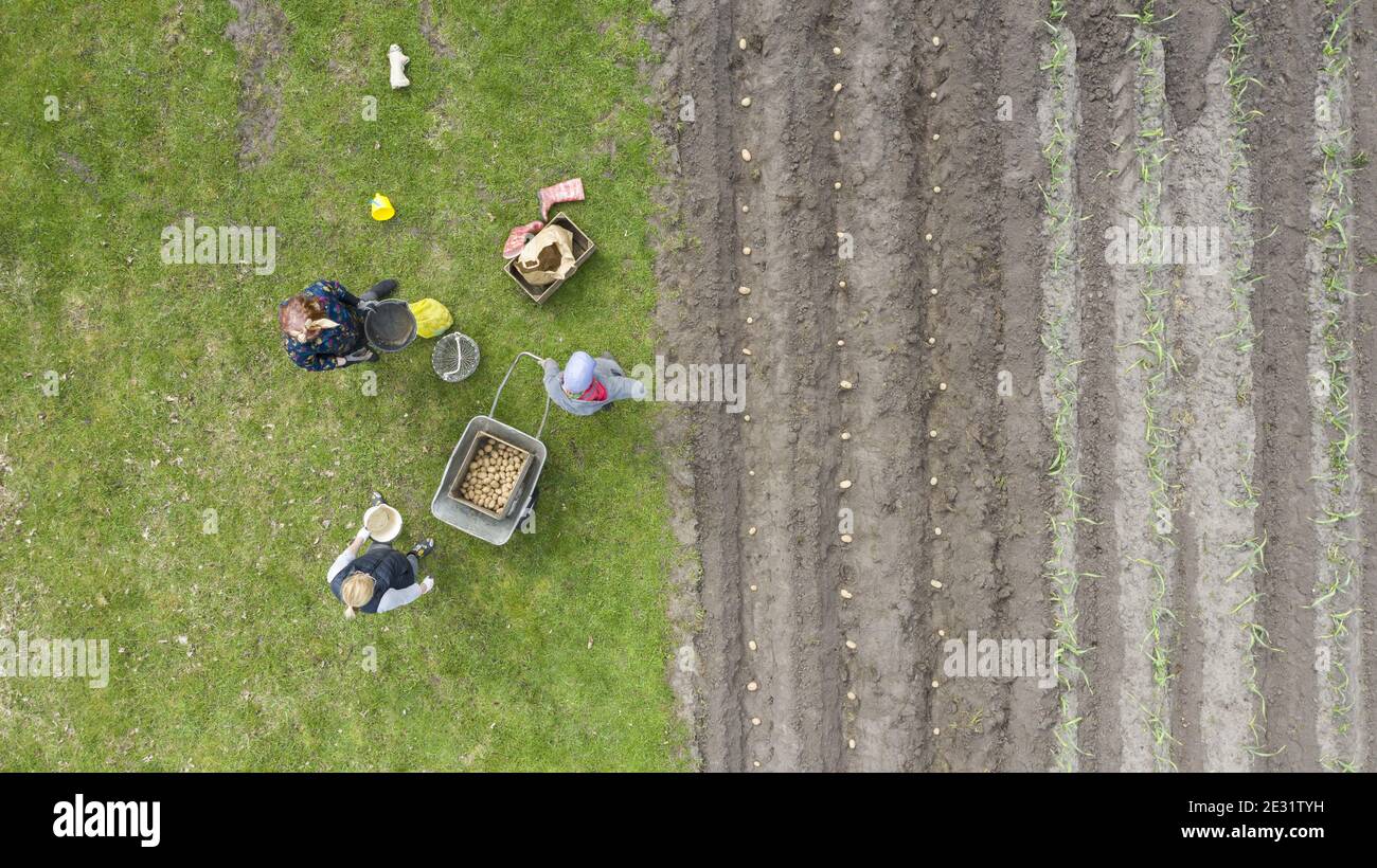 Using a wheelbarrow hi-res stock photography and images - Alamy