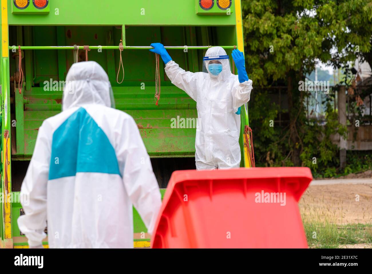 Waste collection bin man loading hi-res stock photography and images ...