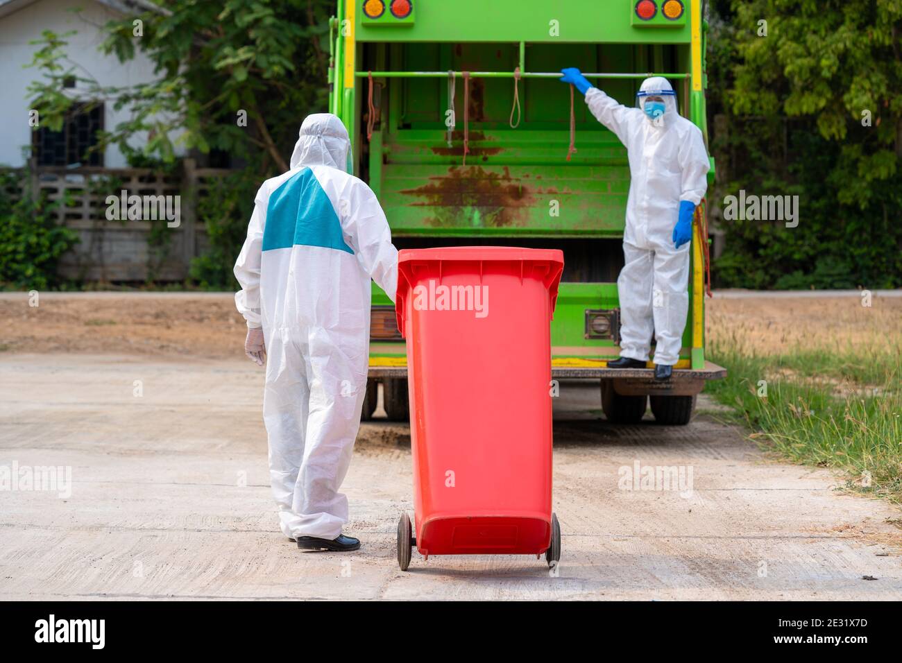 Waste collection bin man loading hi-res stock photography and images ...