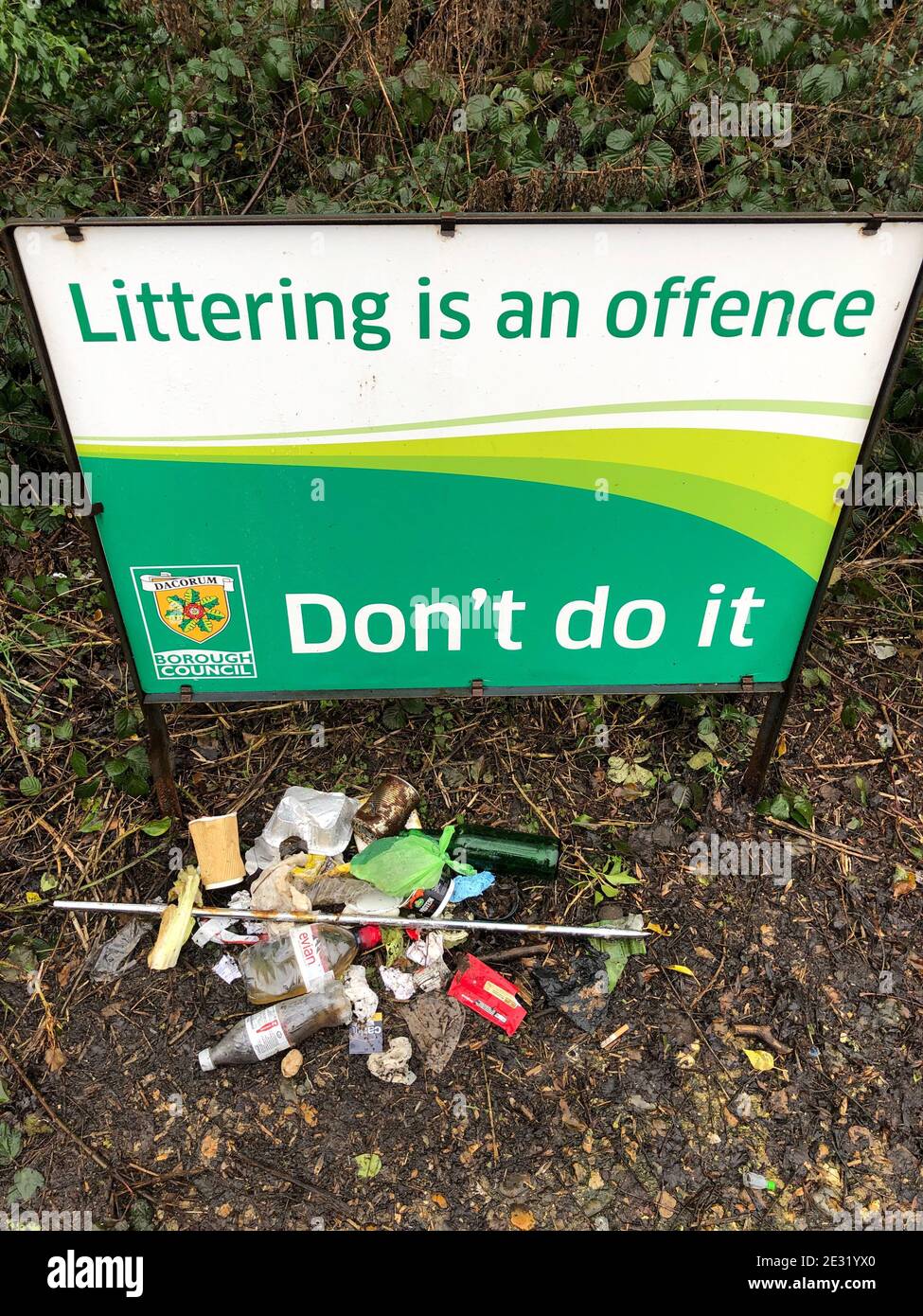 Litter under Littering is an offence sign Stock Photo - Alamy