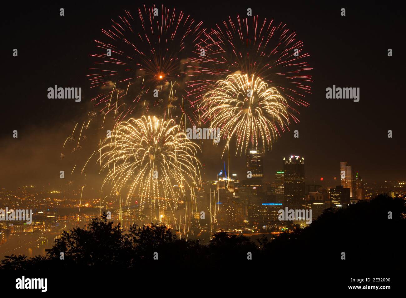 Fireworks dark skies hi-res stock photography and images - Alamy