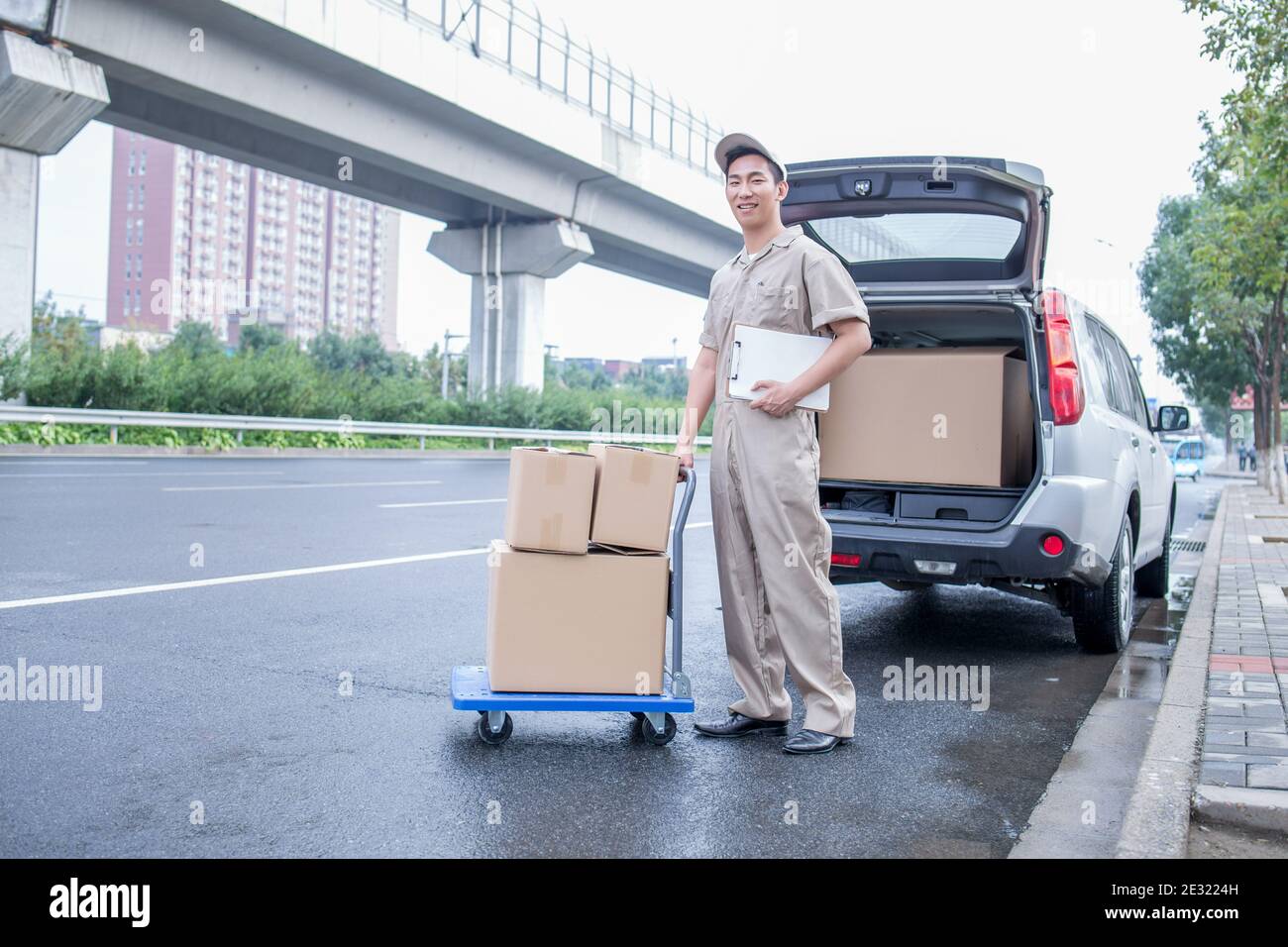 Delivery driver driving van with parcels Stock Photo - Alamy