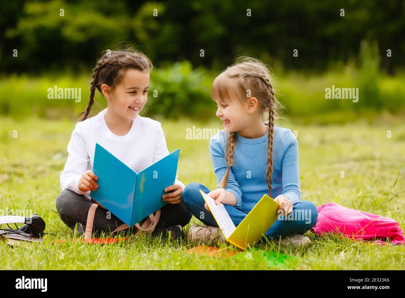 Sitting under tree children reading hi-res stock photography and images ...