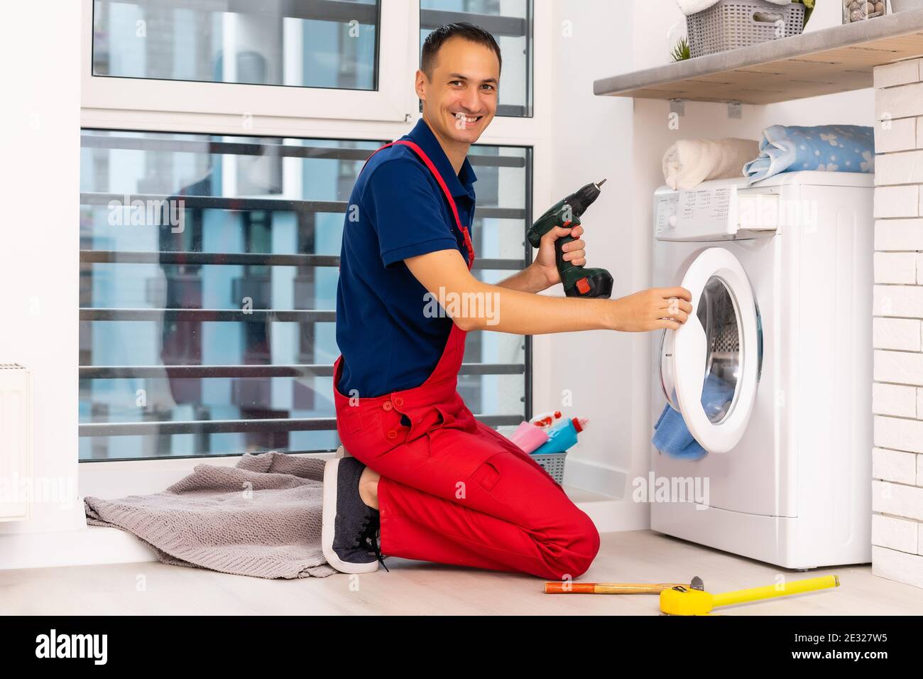 Fixing broken appliance manual hi-res stock photography and images - Alamy