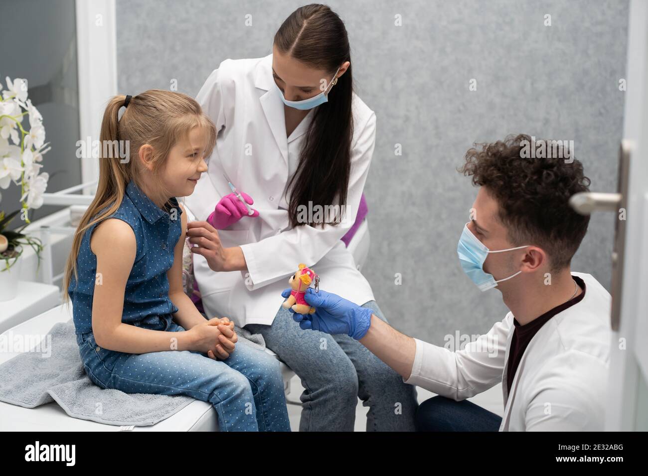 An apprentice in the last year of medicine talks to a little patient ...