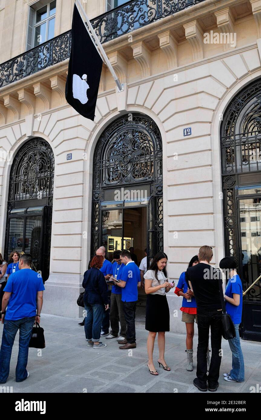 Opening of the new Apple store, near the Opera Garnier in Paris, France ...