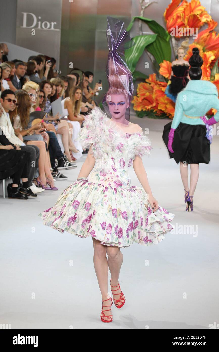 Jessica stam paris hi-res stock photography and images - Alamy