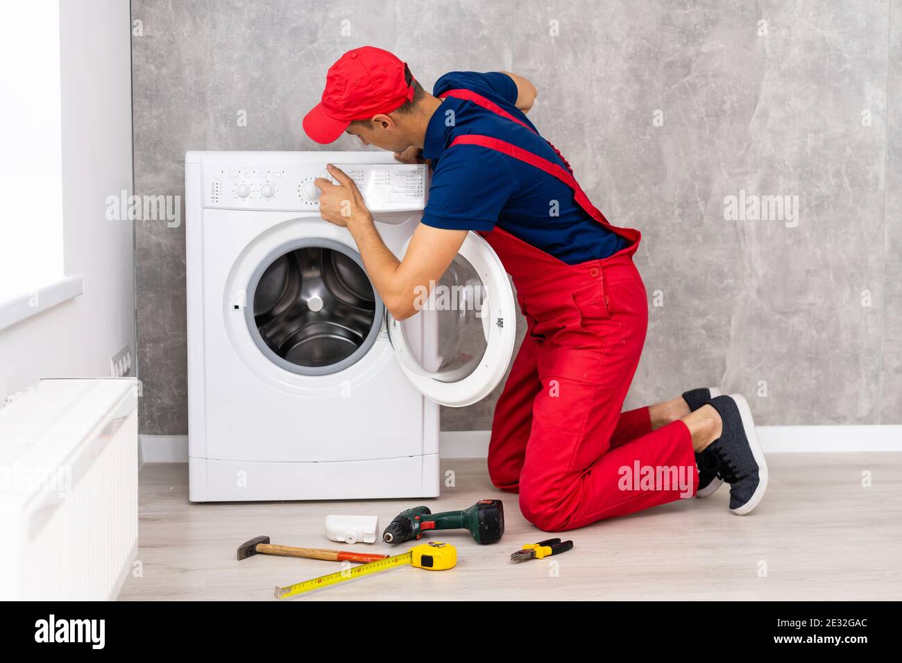 Fixing broken appliance manual hi-res stock photography and images - Alamy