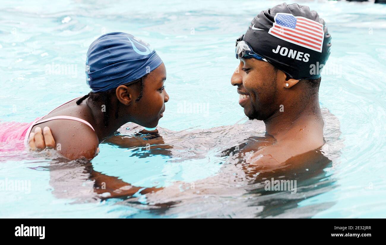 US Olympic gold medalist swimmer Cullen Jones teaches kids how to swim ...