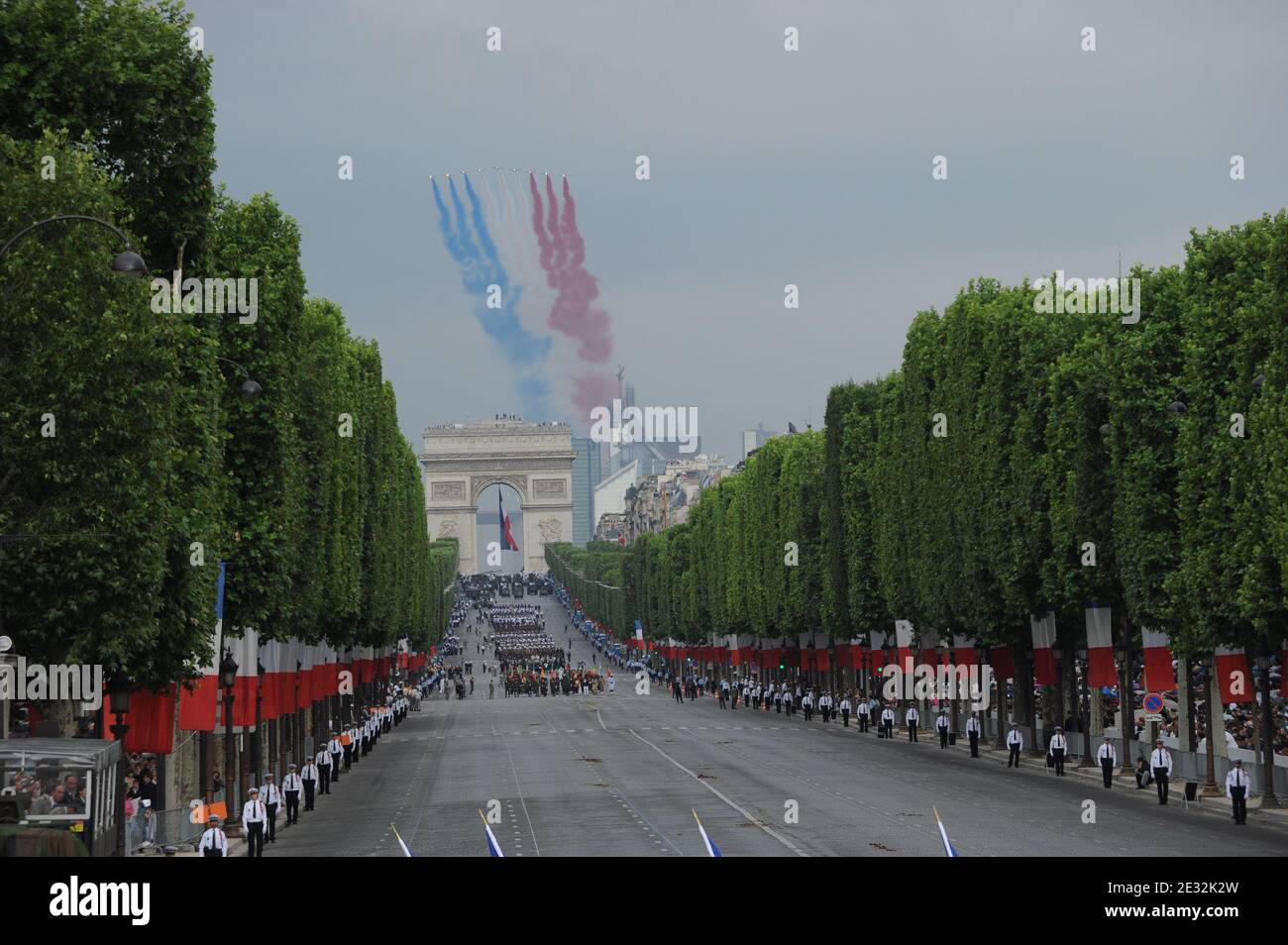 Patrouille de france 14 juillet hi-res stock photography and images - Alamy