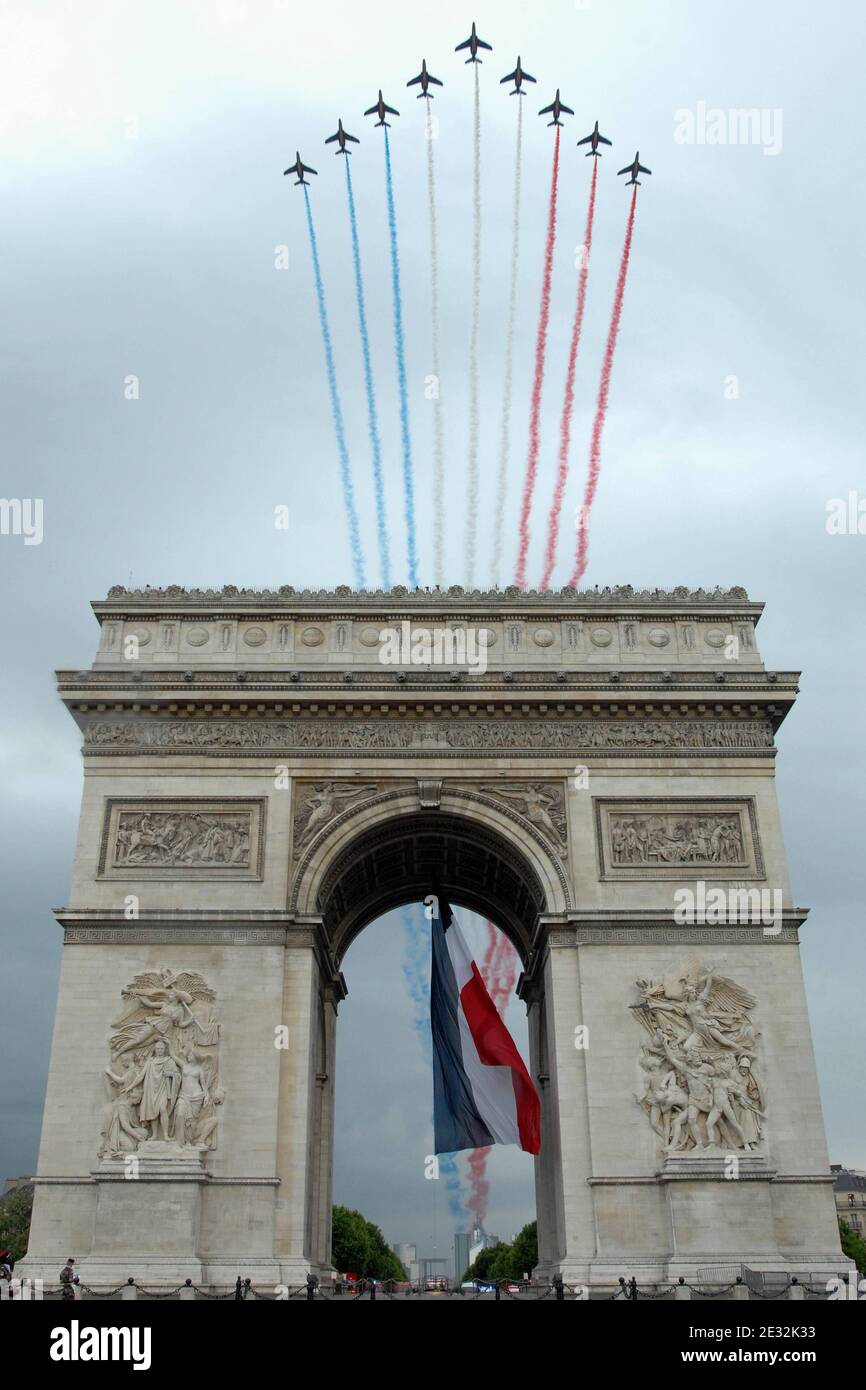 Patrouille de france 14 juillet hi-res stock photography and images - Alamy