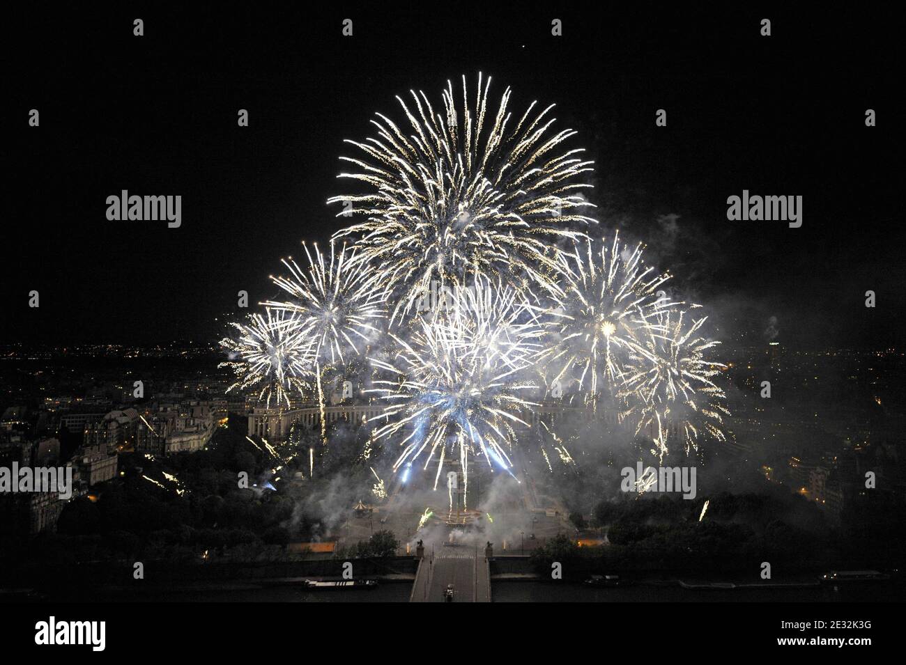 Fireworks pictured from the Eiffel Tower illuminate the Trocadero in ...