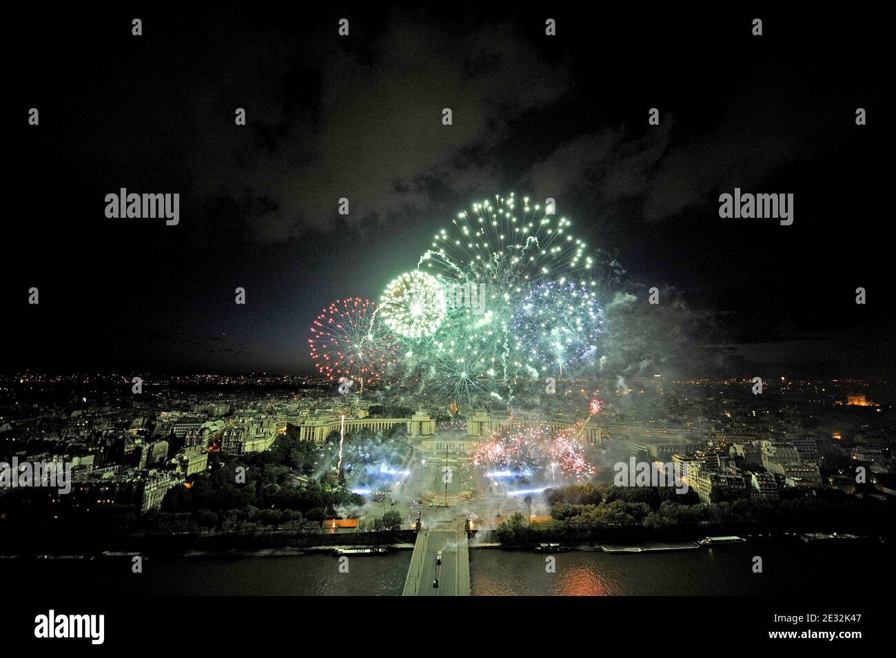 Feux d'artifice de paris hi-res stock photography and images - Alamy