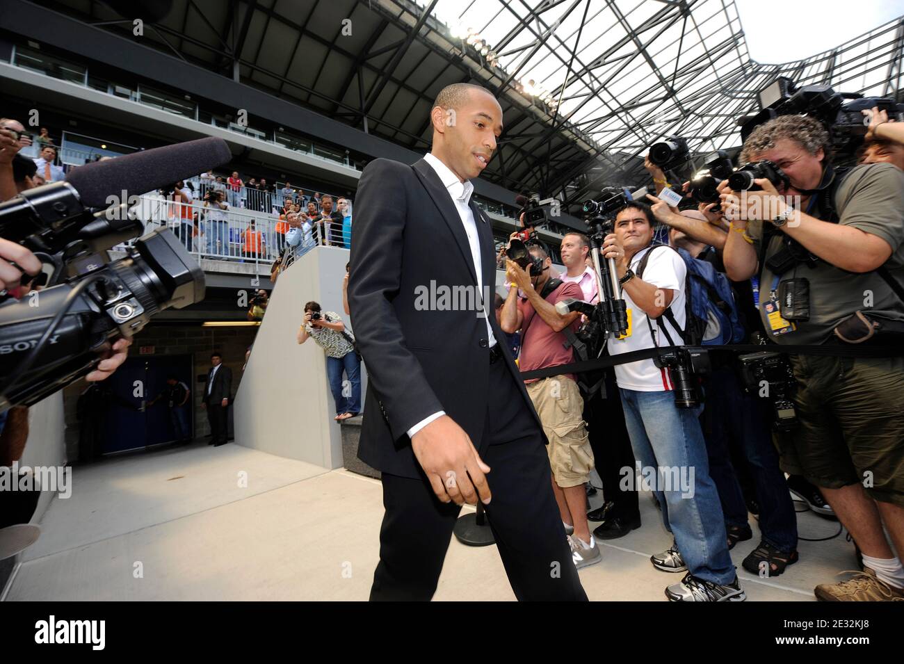 Tottenham team photo 2010 hi-res stock photography and images - Alamy