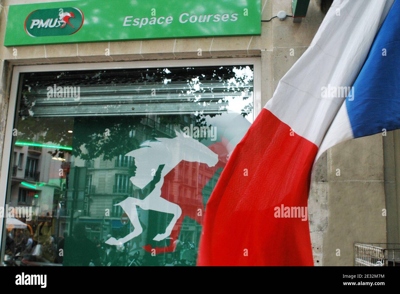 Illustration dans un centre de courses PMU (Pari mutuel urbain) a Paris ...