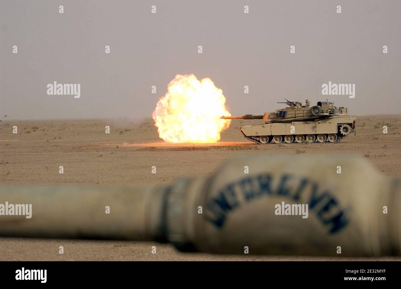 M1A1 firing main gun 2 Stock Photo - Alamy