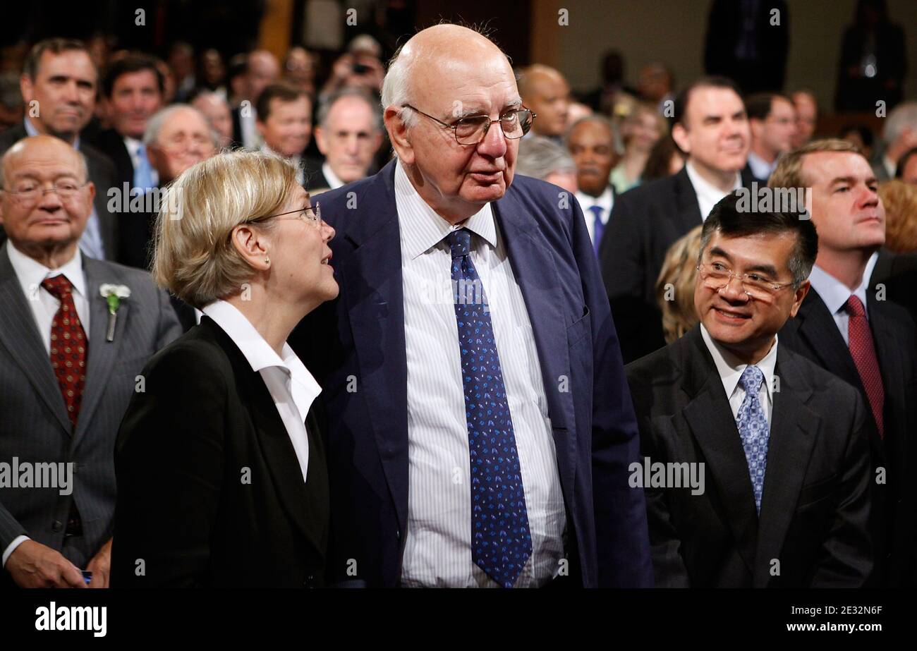 "(L-R) Harvard Law Professor Elizabeth Warren talks with White House ...