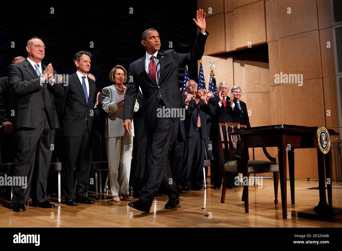 "U.S. President Barack Obama (C) arrives for the financial reform bill ...