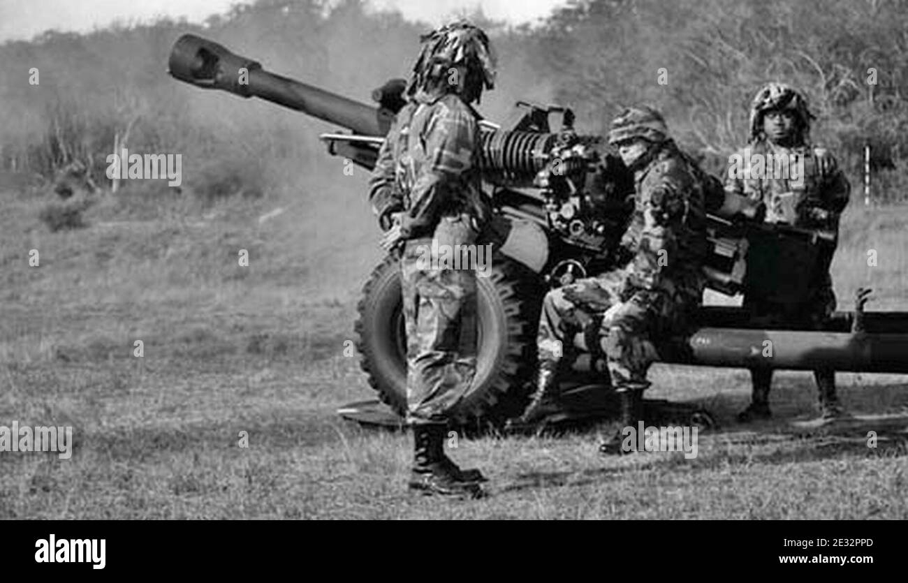 Howitzer firing hi-res stock photography and images - Alamy