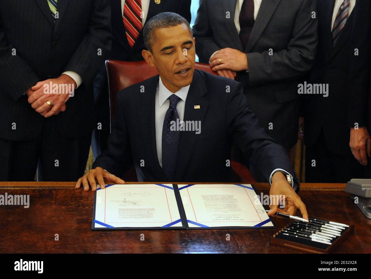 Barack Obama signs the Fair Sentencing Act in the Oval Office of the ...