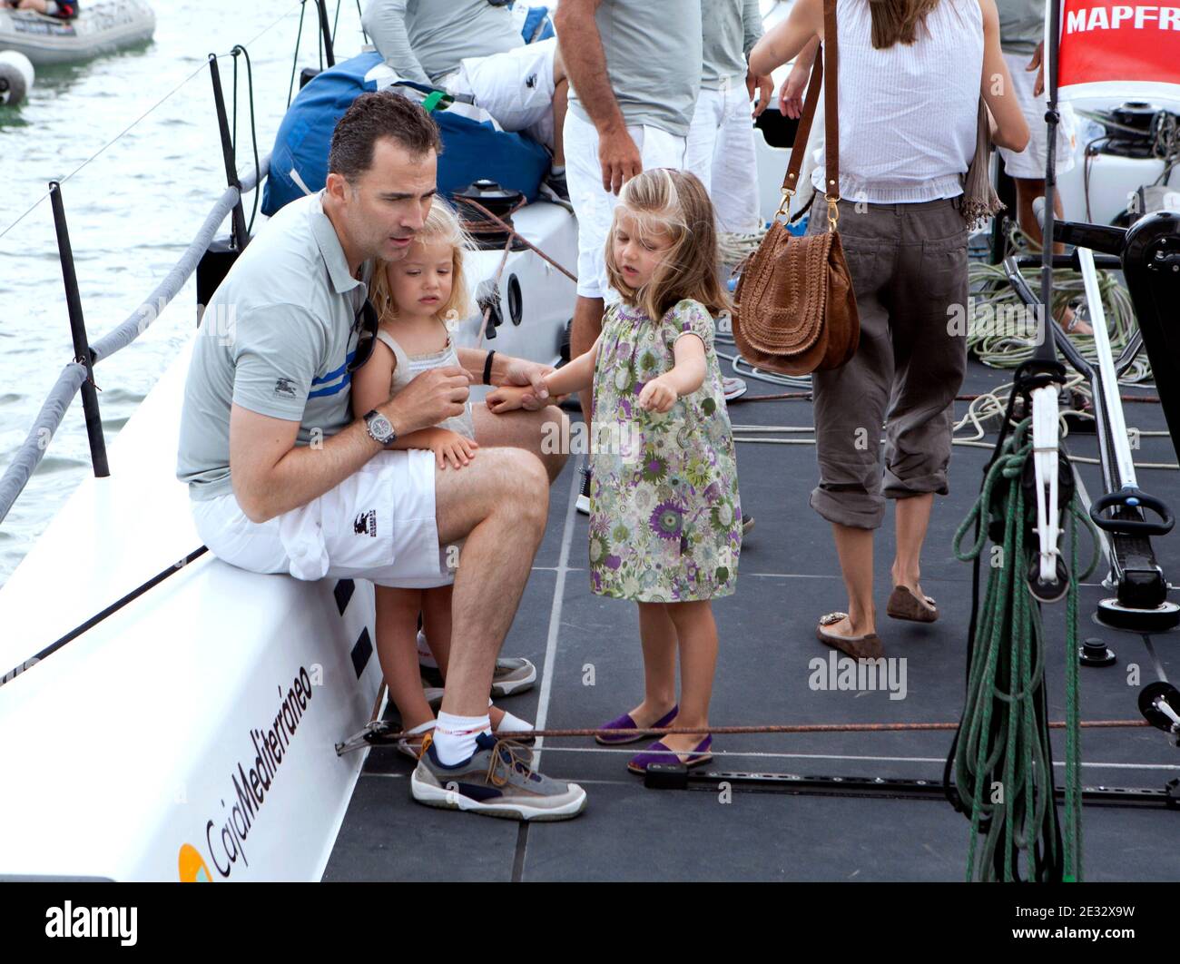 Prince felipe and daughters leonor and sofia hi-res stock photography ...