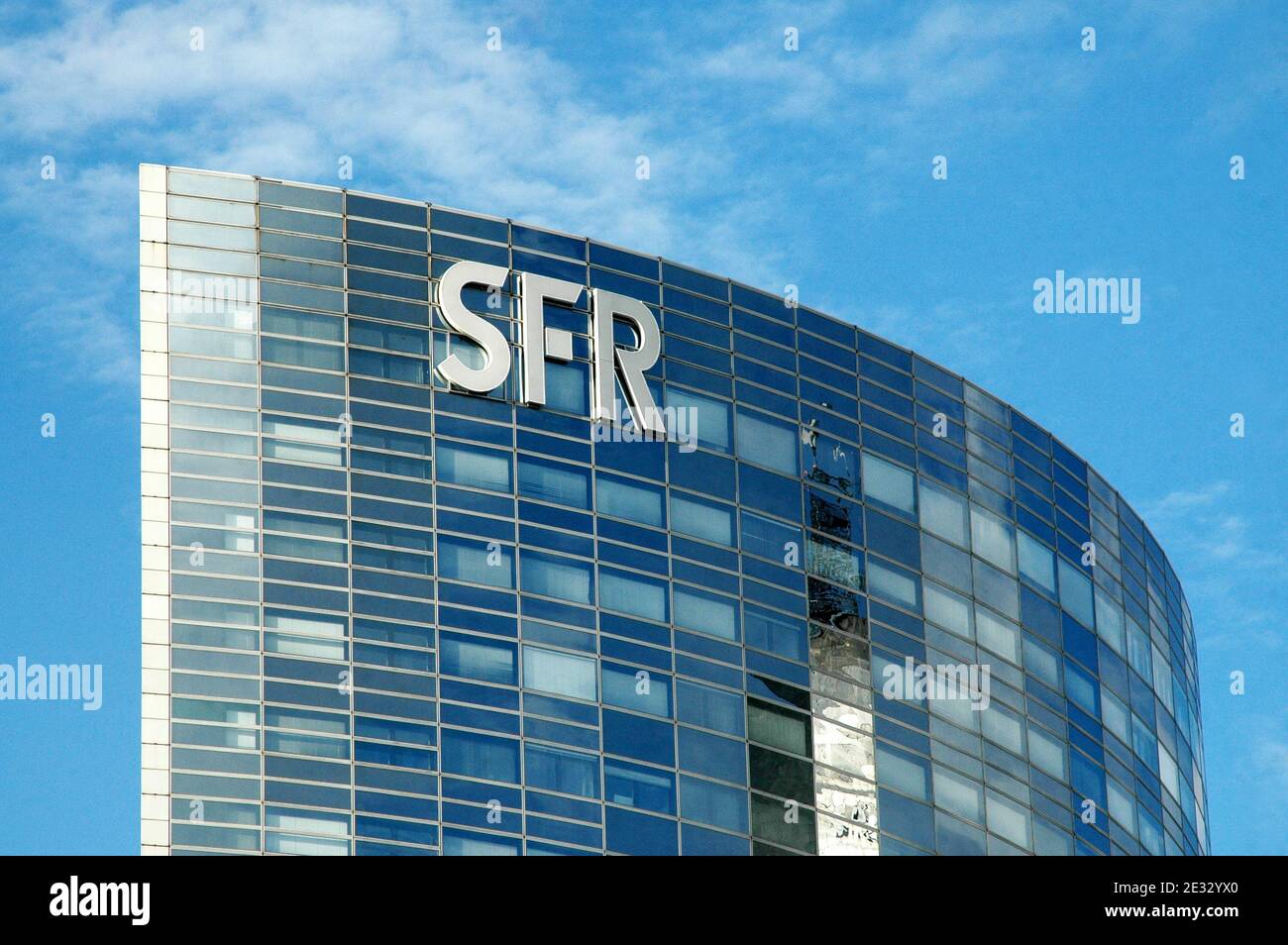 Sfr tower at la defense hi-res stock photography and images - Alamy