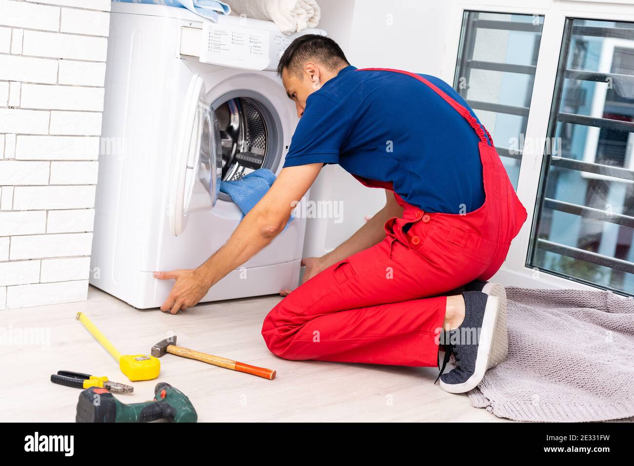 Fixing broken appliance manual hi-res stock photography and images - Alamy