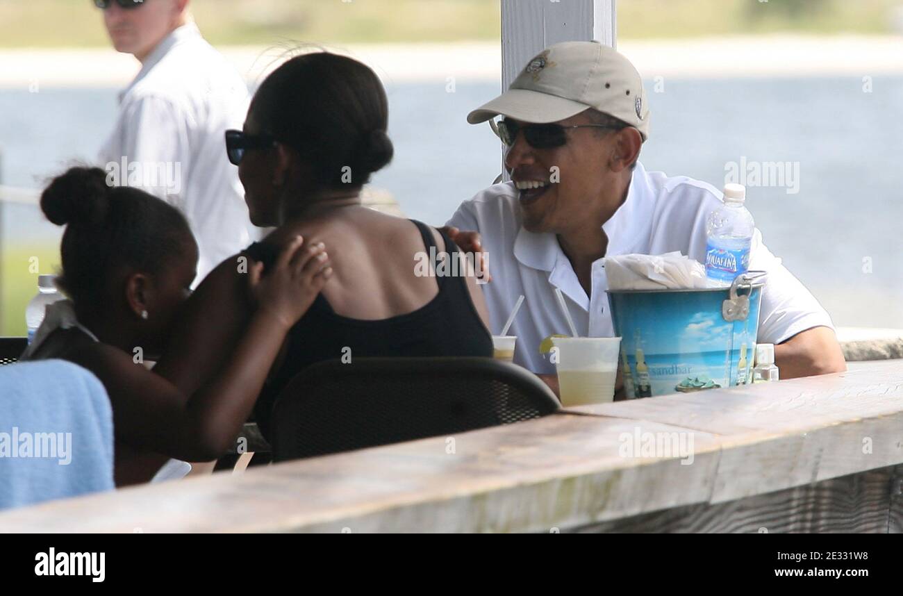 United States President Barack Obama eats lunch at Lime's Bayside Bar ...