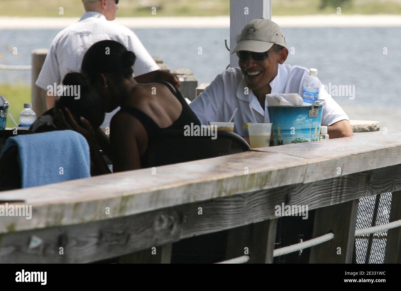 United States President Barack Obama eats lunch at Lime's Bayside Bar ...