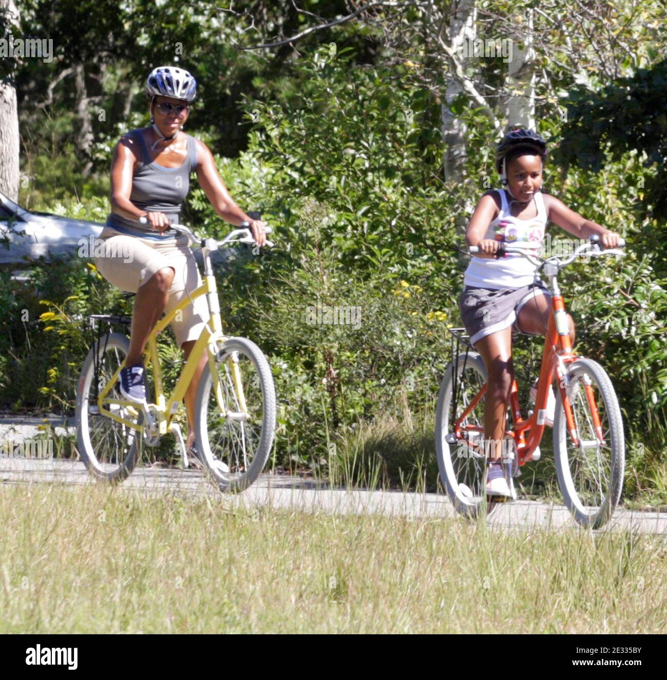 Michelle and barack obama bike hi-res stock photography and images - Alamy